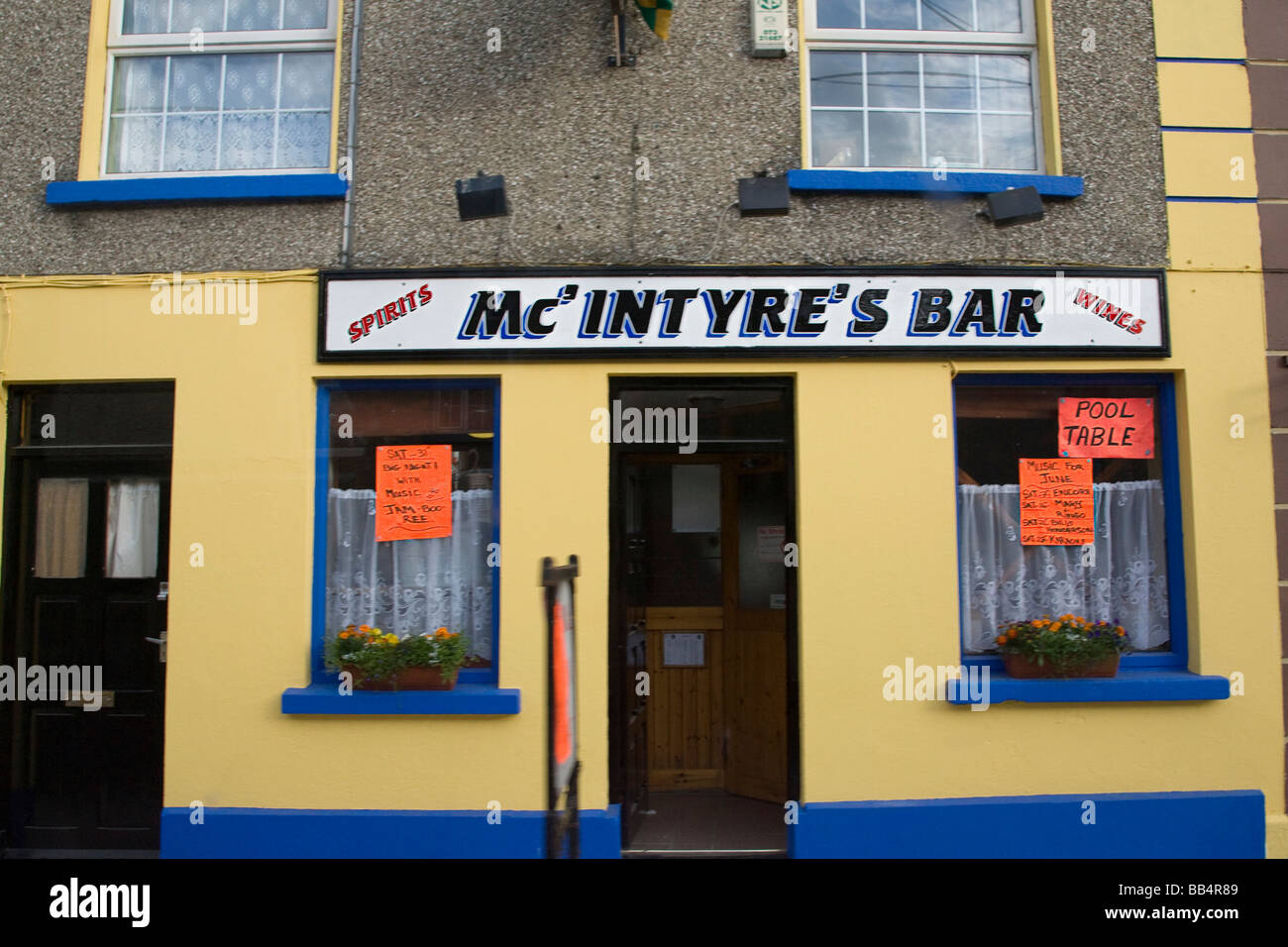 Traditional irish bar hi-res stock photography and images - Alamy