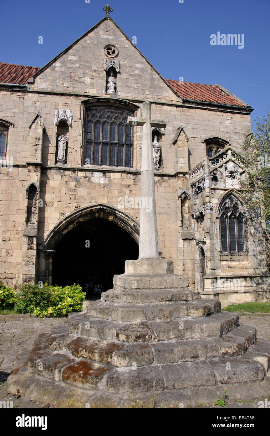 Worksop Priory, Priory gatehouse, Worksop, Nottinghamshire, England ...
