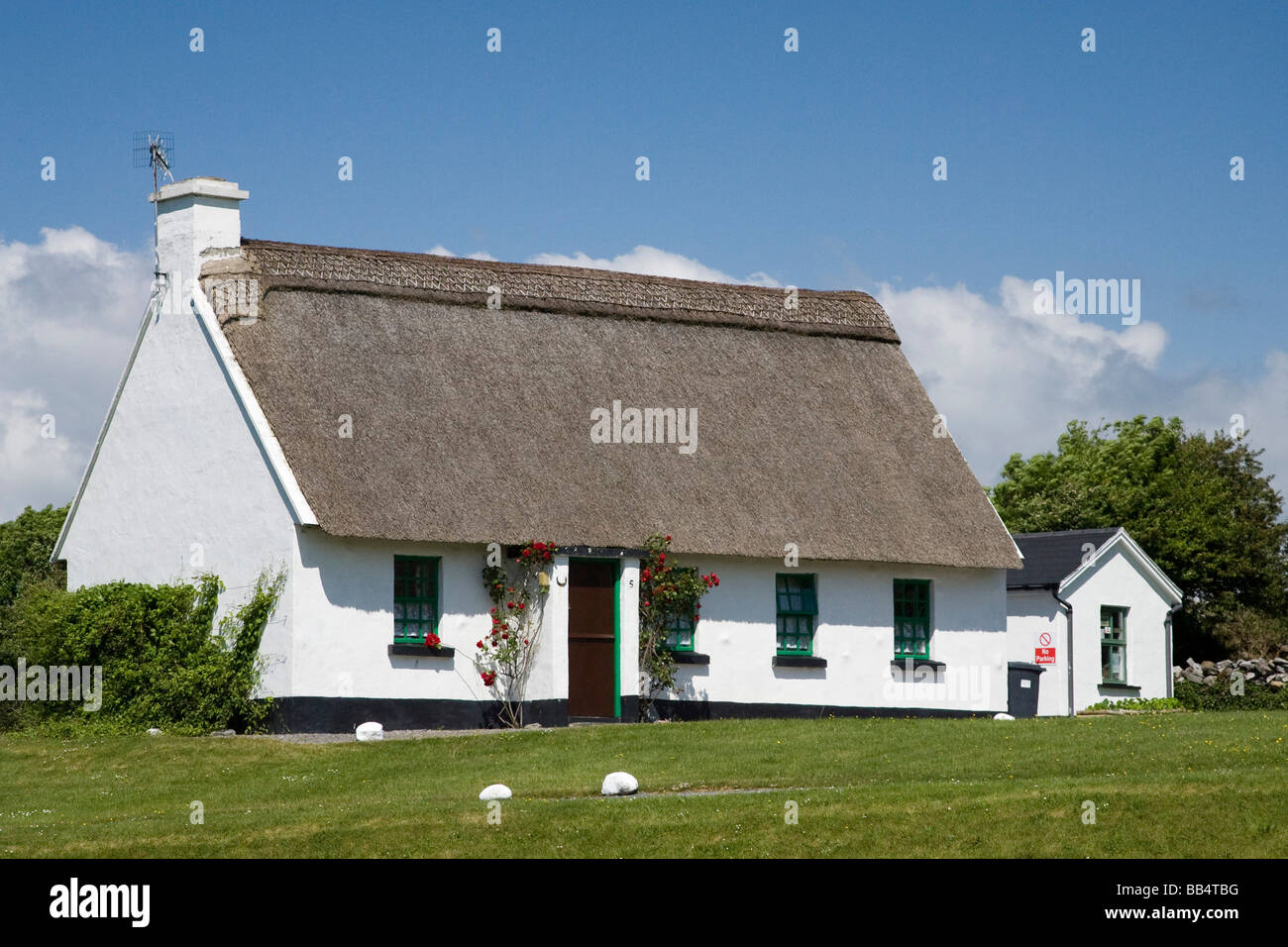 Traditional thatched roof cottage hi-res stock photography and images ...
