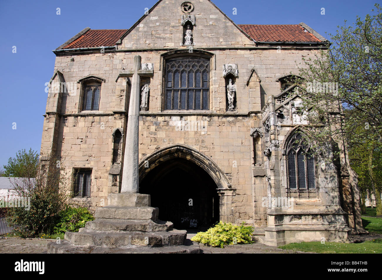 Worksop Priory, Priory gatehouse, Worksop, Nottinghamshire, England ...