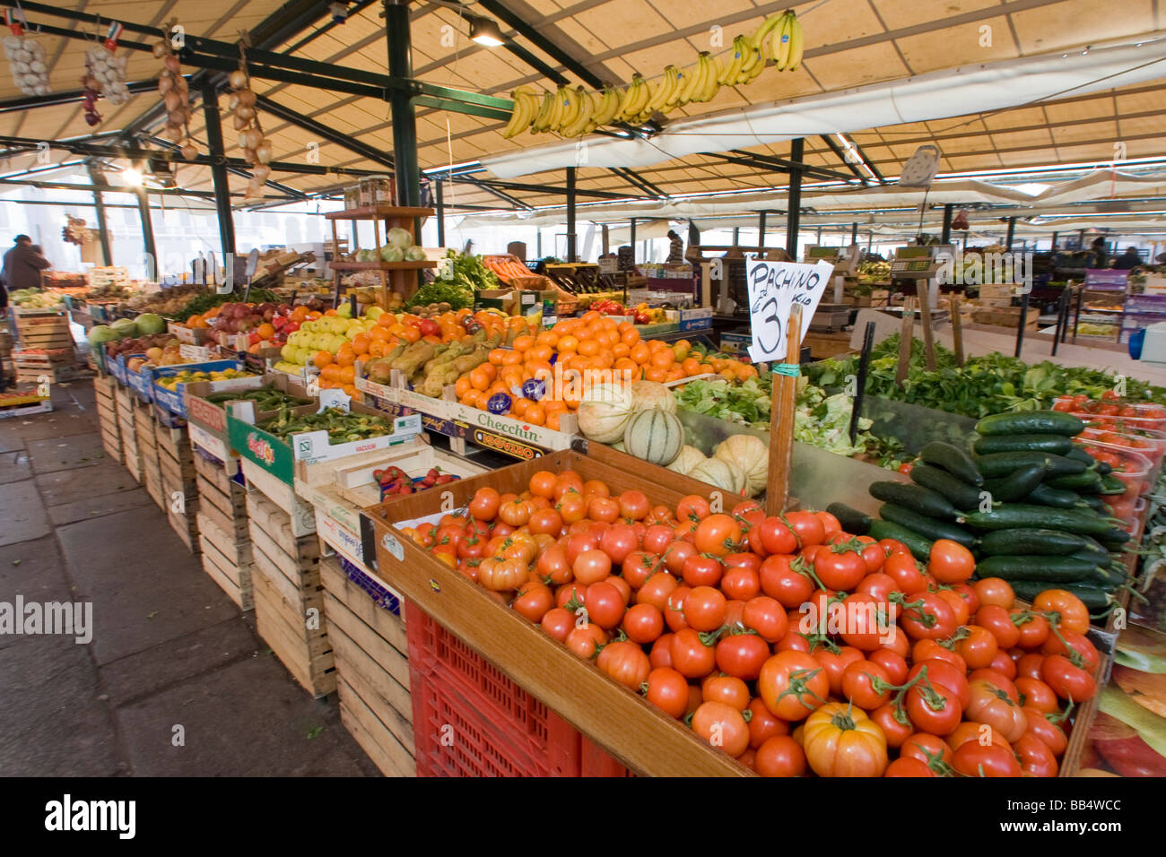 Produce stands hi-res stock photography and images - Alamy