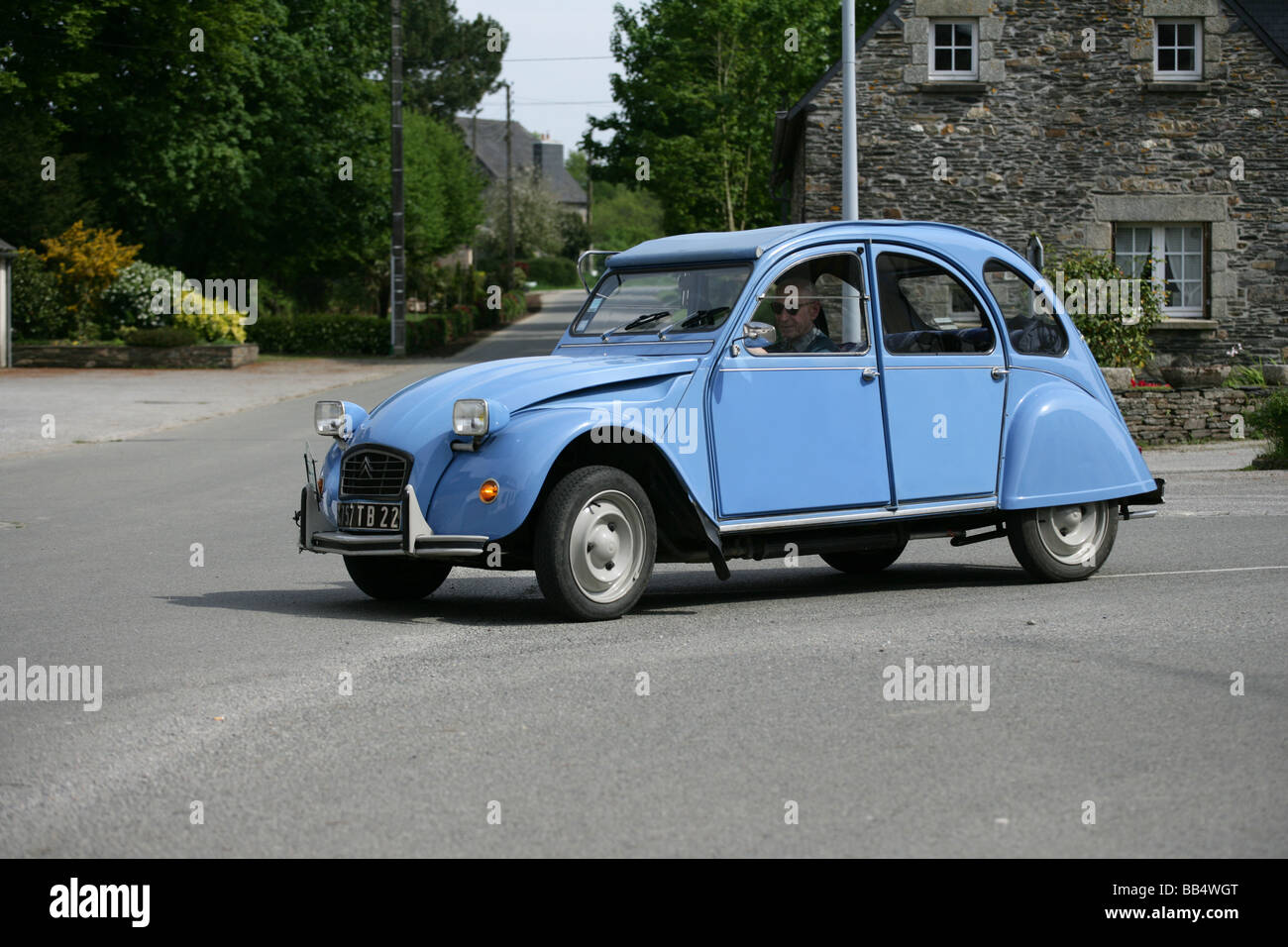 Citroen 2CV blue Stock Photo - Alamy