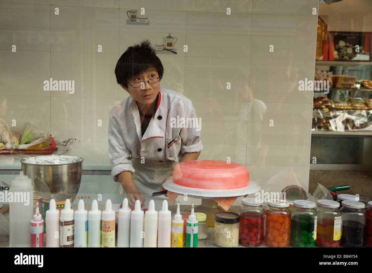 Cake shop window hi-res stock photography and images - Alamy