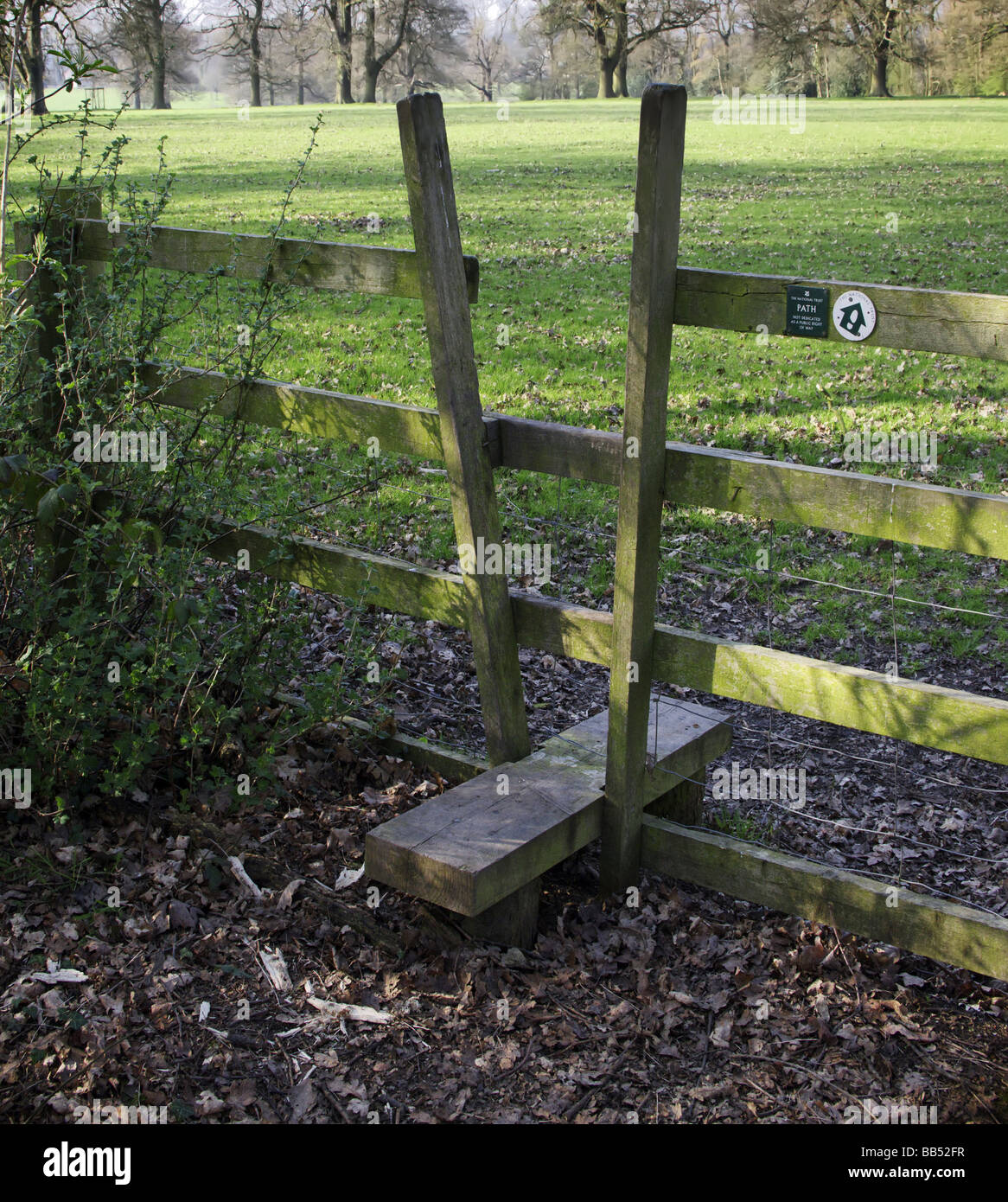A gate on a footpath Stock Photo - Alamy