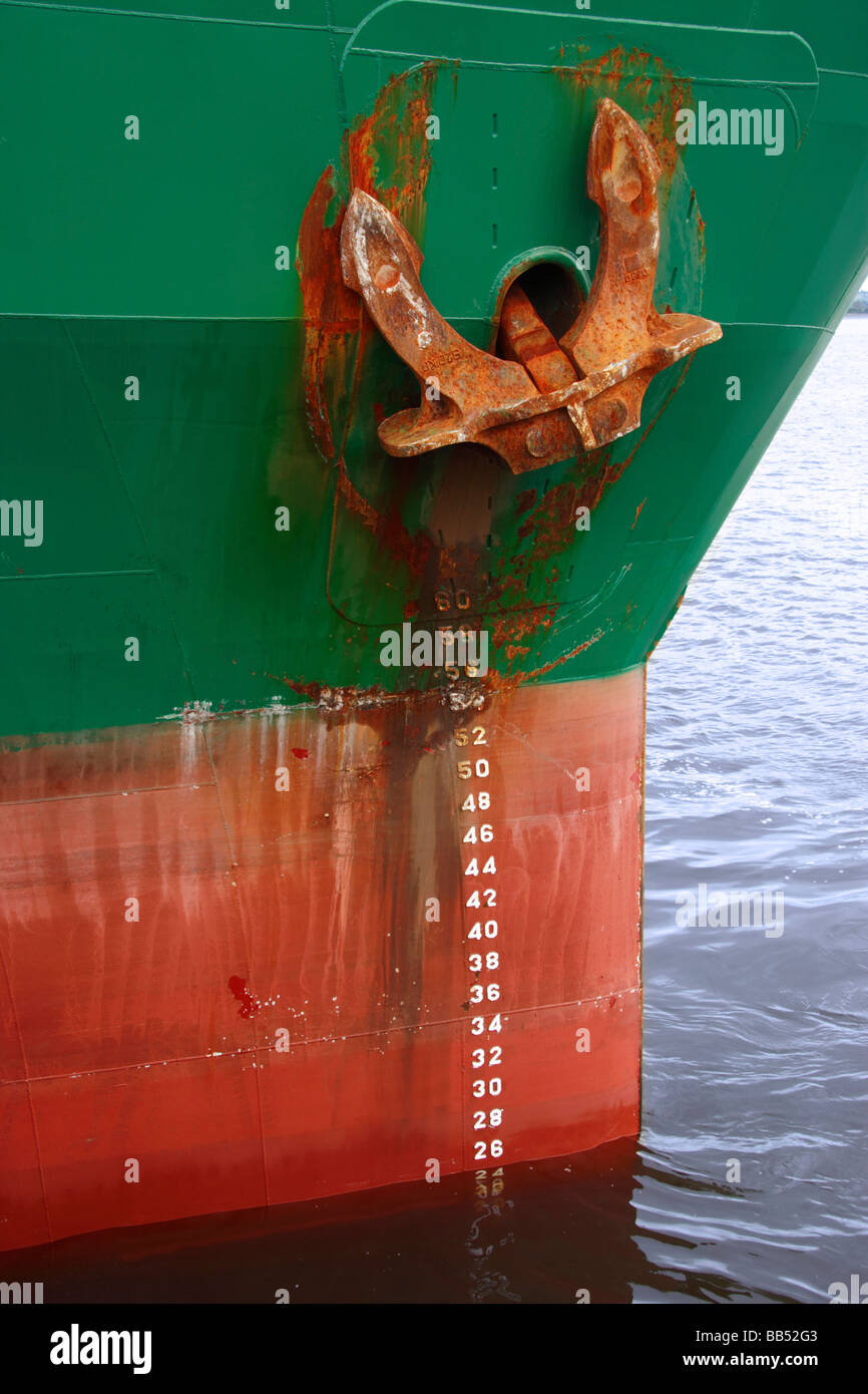 Green cargo ship hull hi-res stock photography and images - Alamy