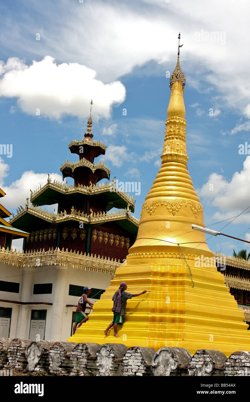 Painters in a Myawaddy temple Stock Photo - Alamy