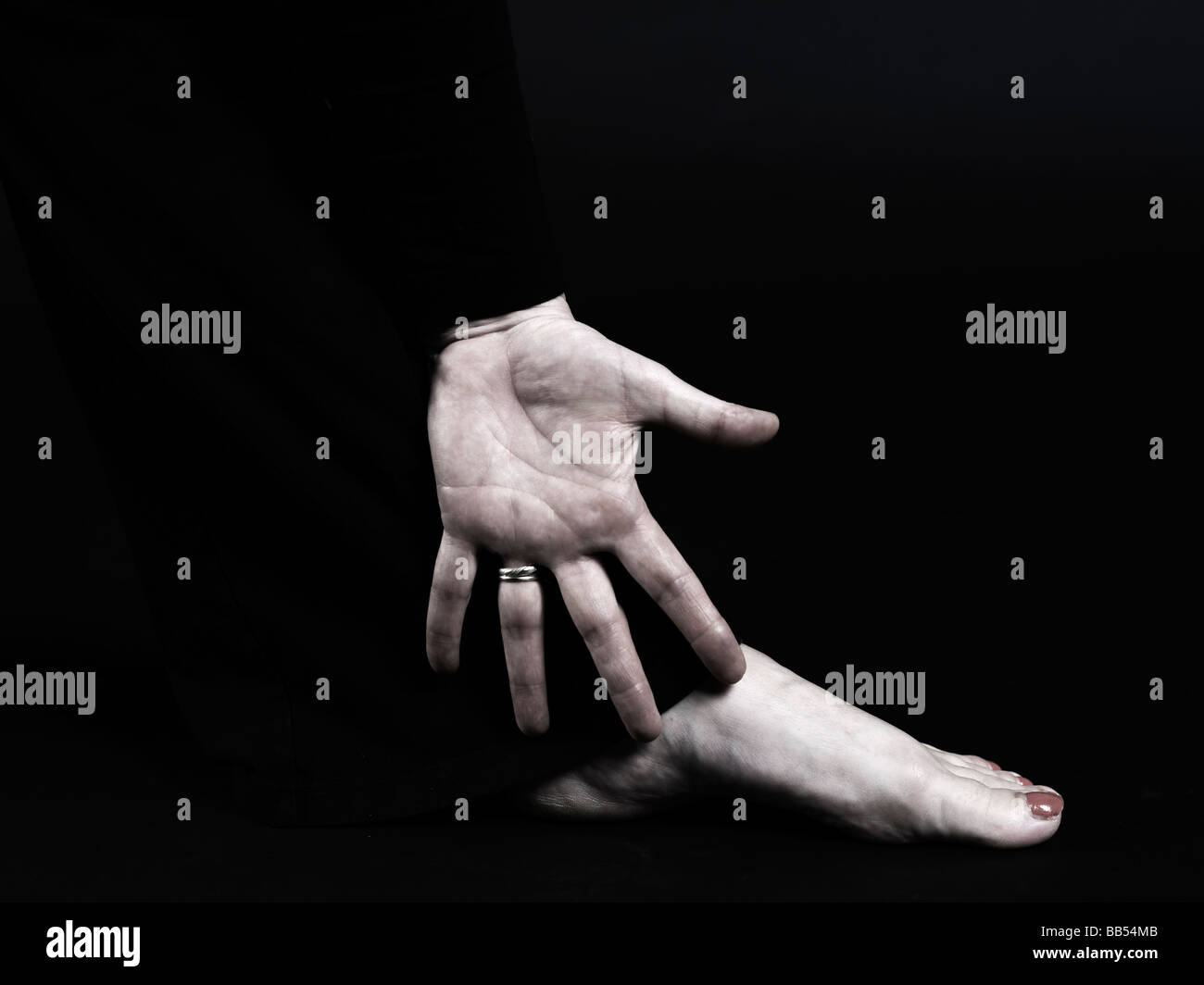 yoga Utthita Trikonasana (Extended Triangle Pose) hand palm detail ...