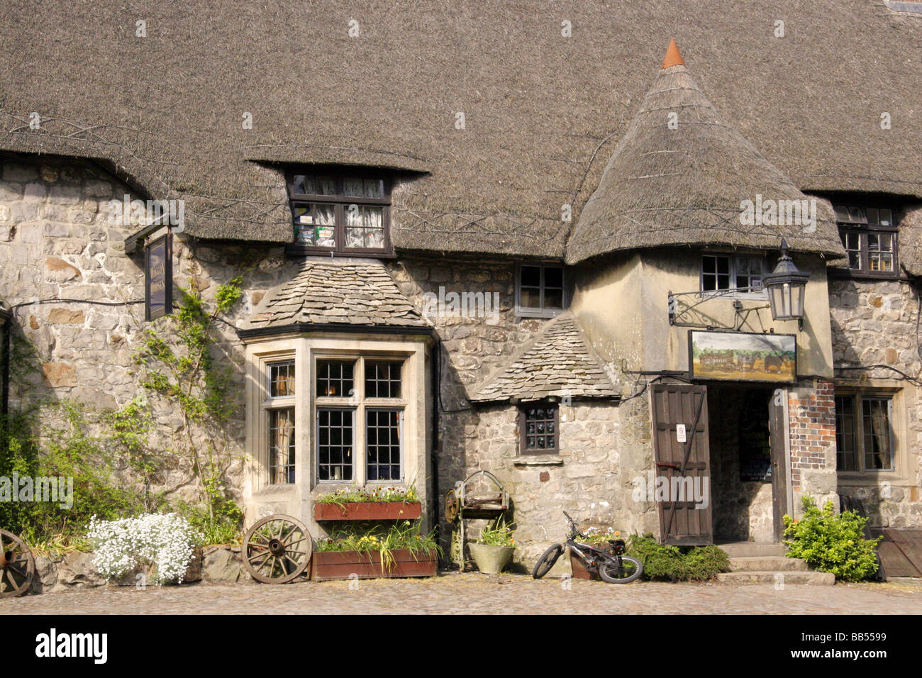 Pub with thatched roof hi-res stock photography and images - Alamy