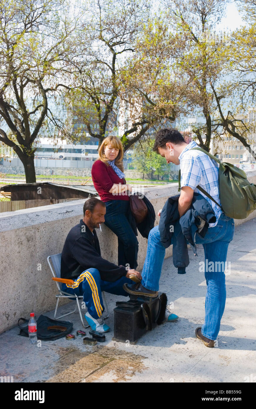 Shoe shine man hi-res stock photography and images - Alamy