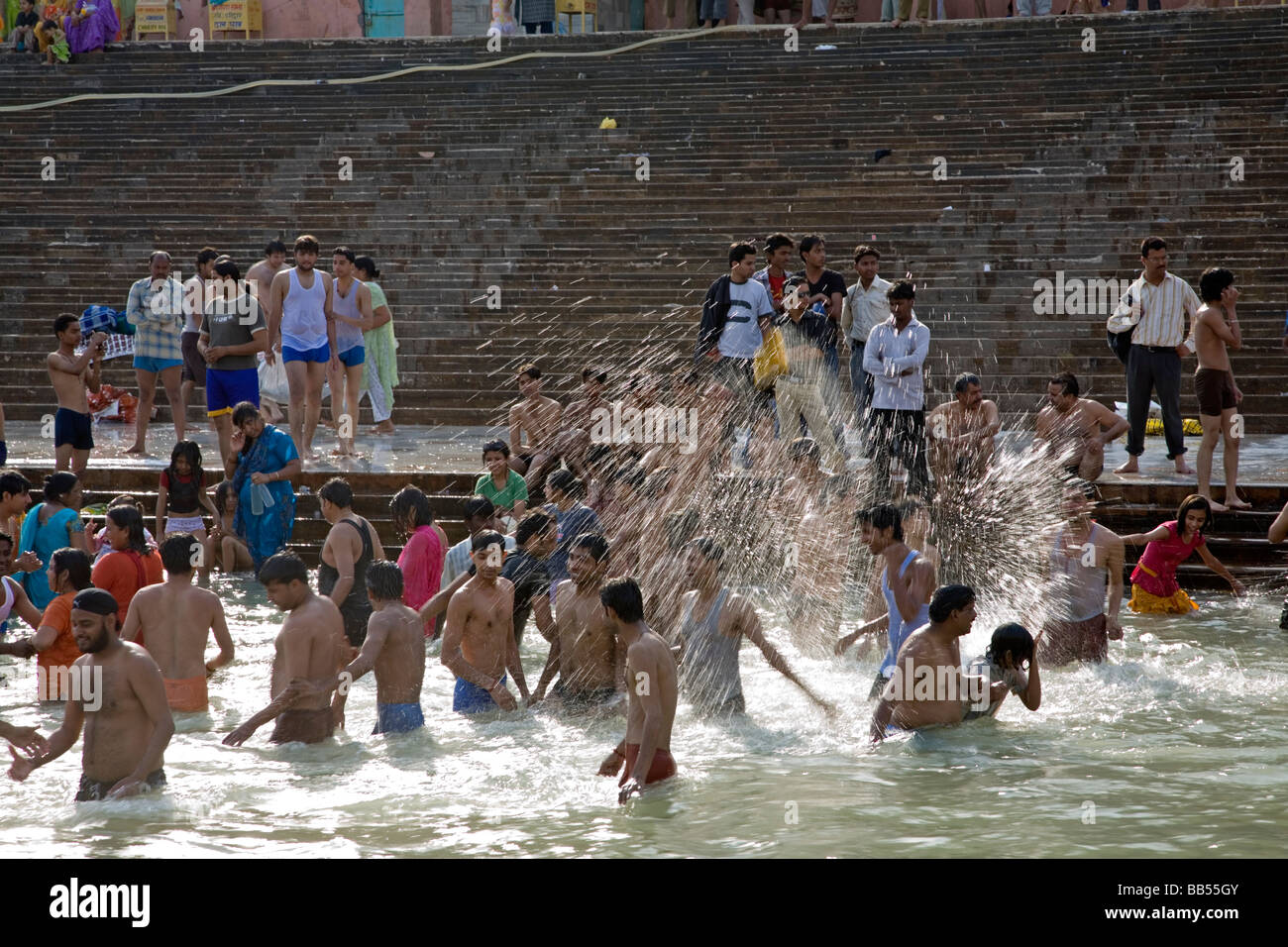 India uttarakhand haridwar pilgrims bathing hi-res stock photography ...