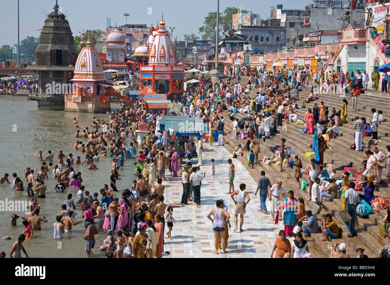 India uttarakhand haridwar pilgrims bathing hi-res stock photography ...