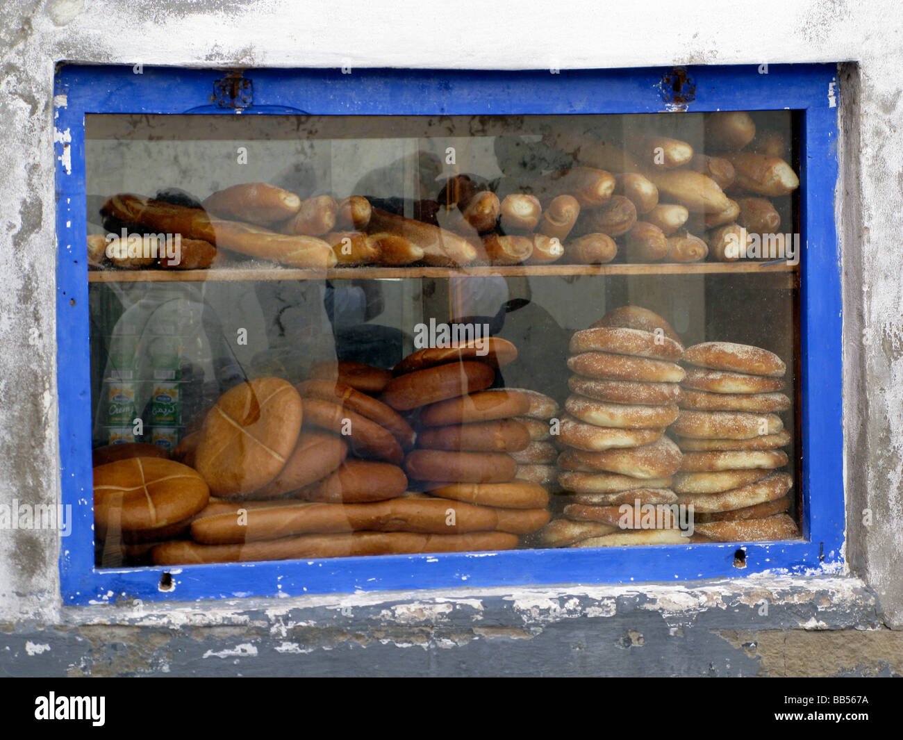 bread display in window Stock Photo - Alamy