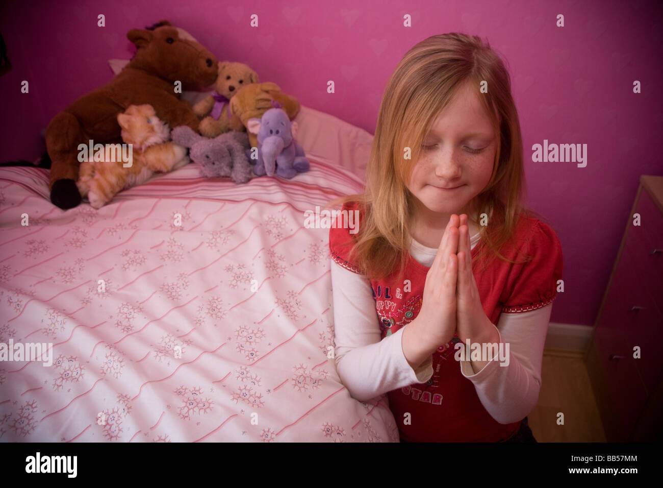 Child praying bedtime hi-res stock photography and images - Alamy