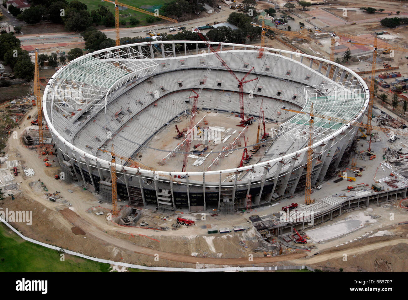 Construction of the 2010 World Cup stadium, Green Point in Cape Town ...