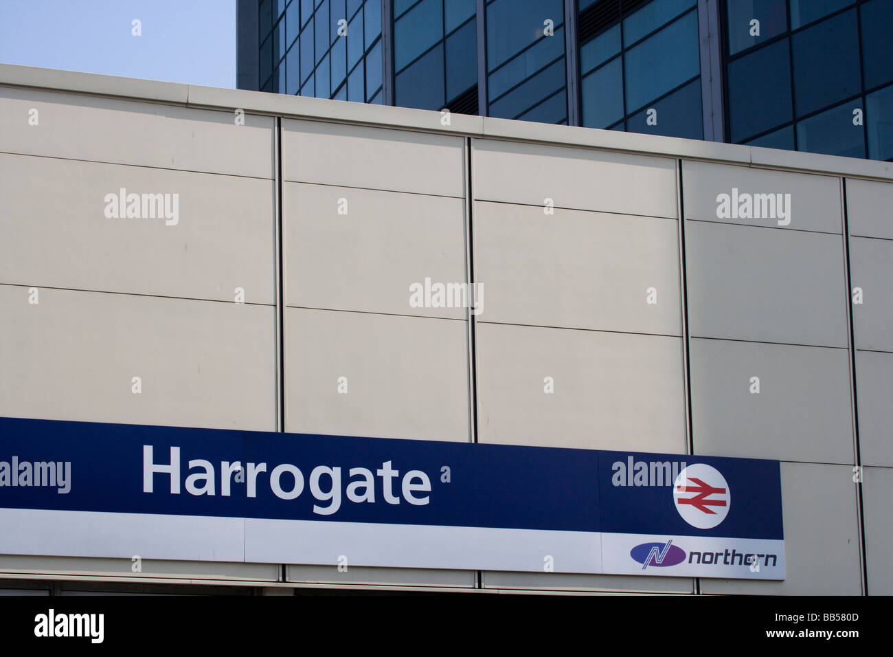 Harrogate railway station hi-res stock photography and images - Alamy