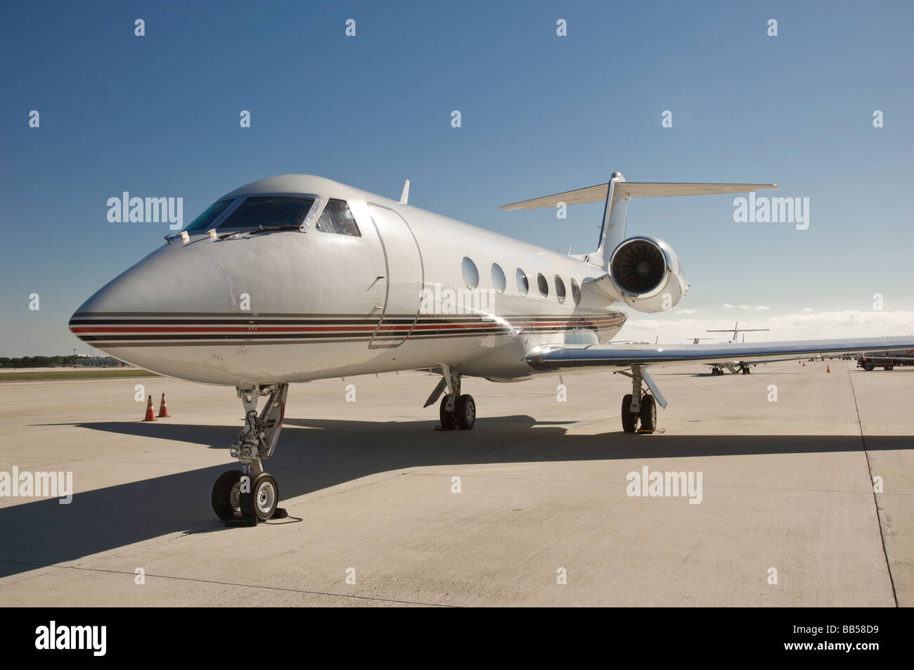 jet plane aircraft parked on tarmac Stock Photo - Alamy