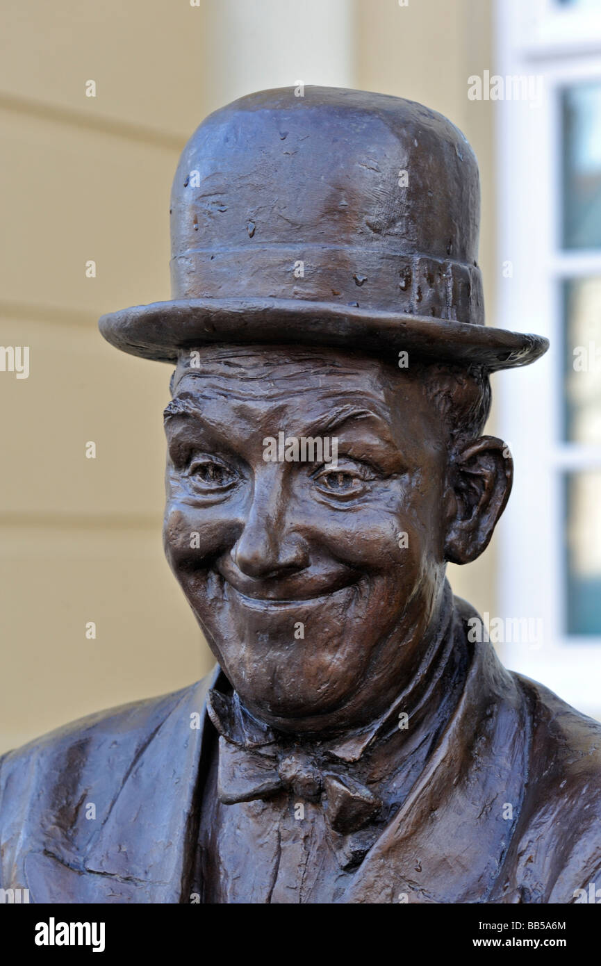 Stan Laurel. Statue of Laurel and Hardy by Graham Ibbeson, (detail ...