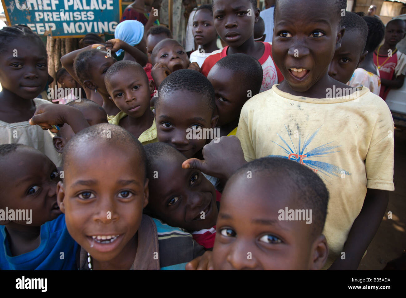 Happy faces children poor hi-res stock photography and images - Alamy
