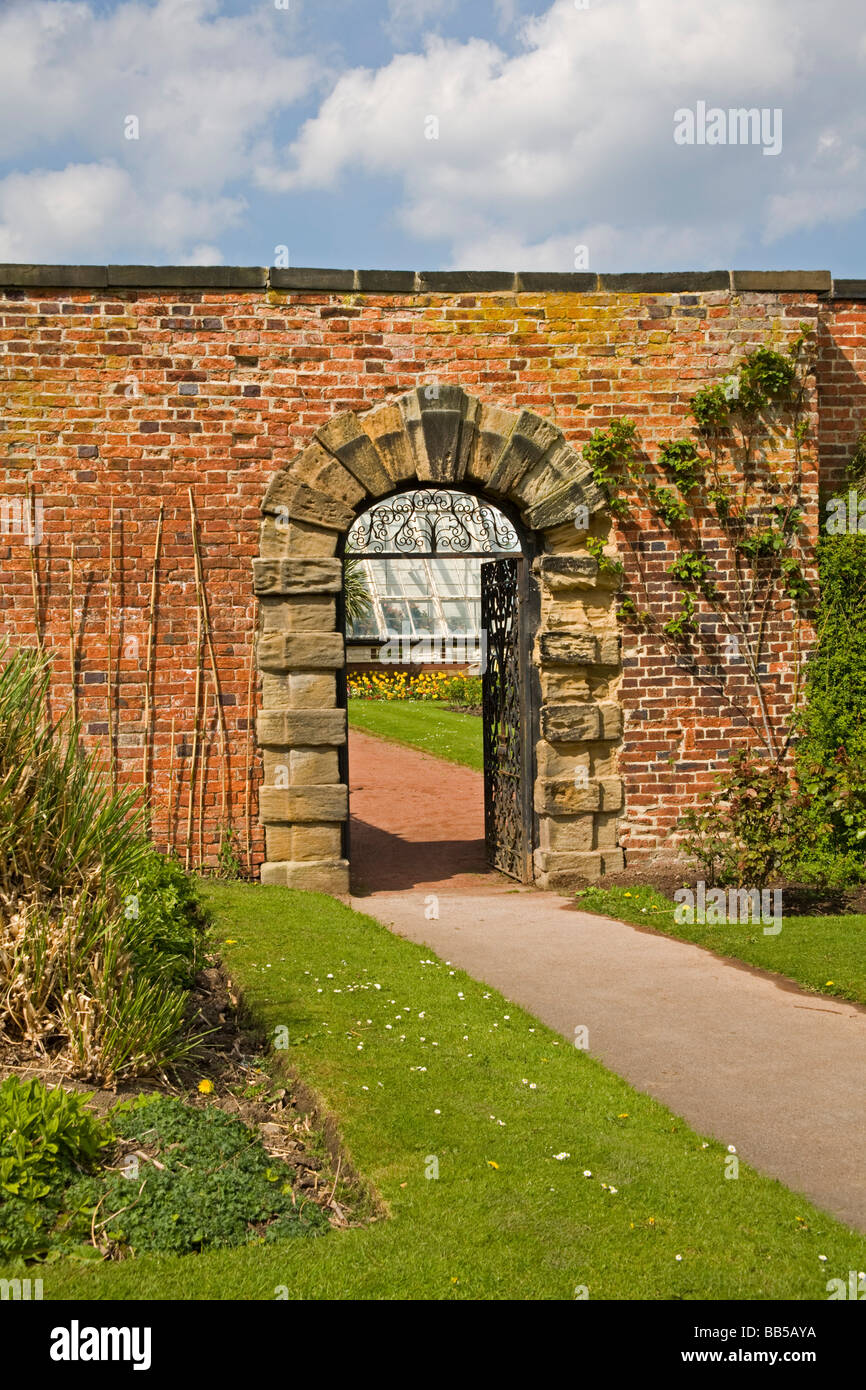 Cannon at entrance gate hi-res stock photography and images - Alamy