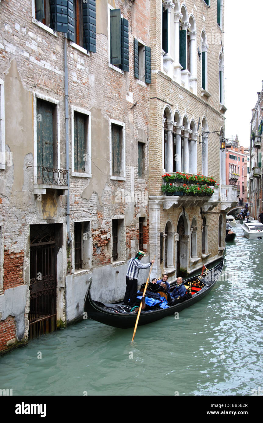 Gondola on backstreet canal hi-res stock photography and images - Alamy