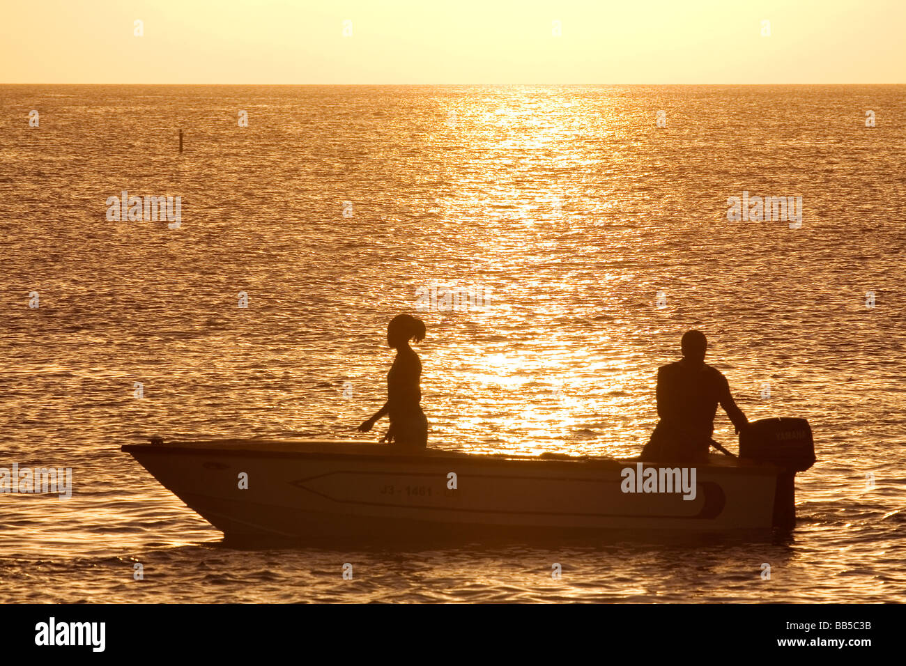 Boat in sea heading island hi-res stock photography and images - Alamy