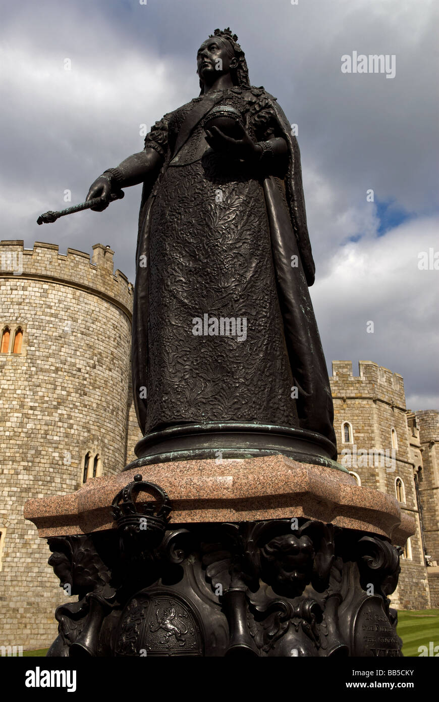 Bronze statue of Queen Victoria, Windsor Castle, Berkshire, UK Stock ...
