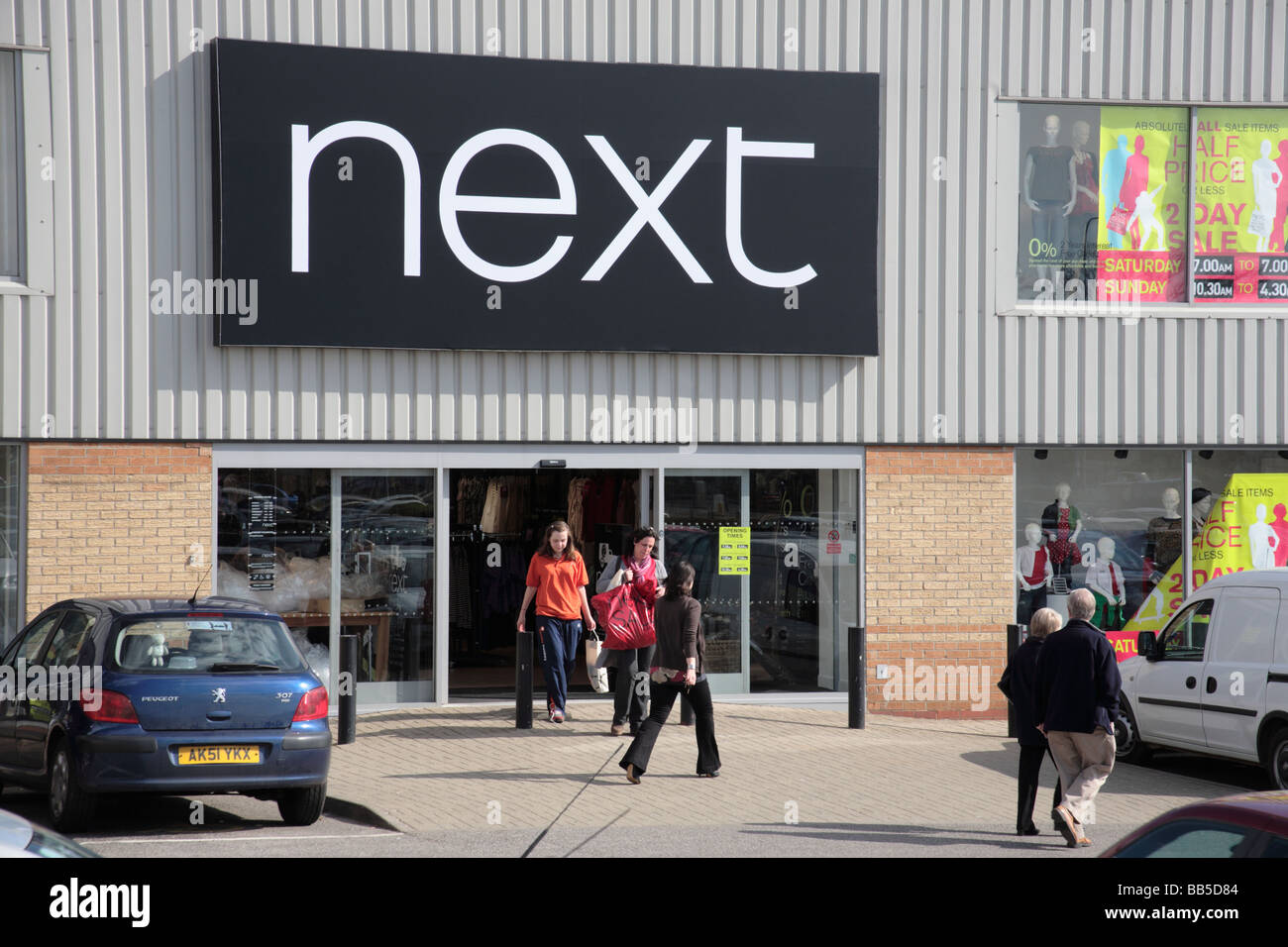 Shoppers people going in into towards next retail park hi-res stock ...