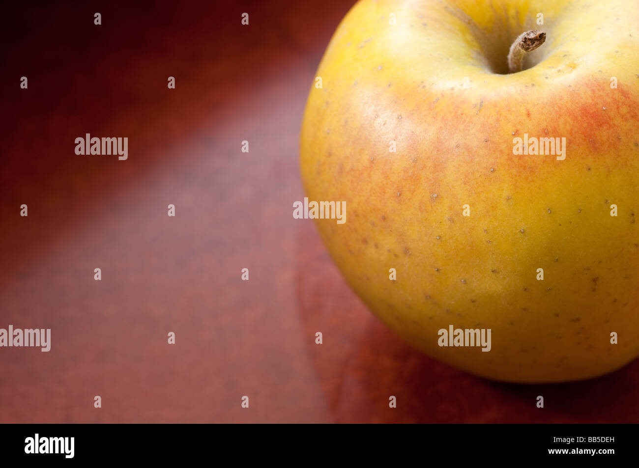 apple on a counter Stock Photo - Alamy