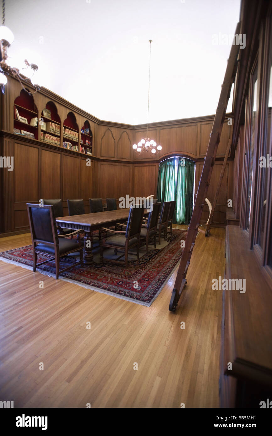 Old-fashioned home library Stock Photo - Alamy