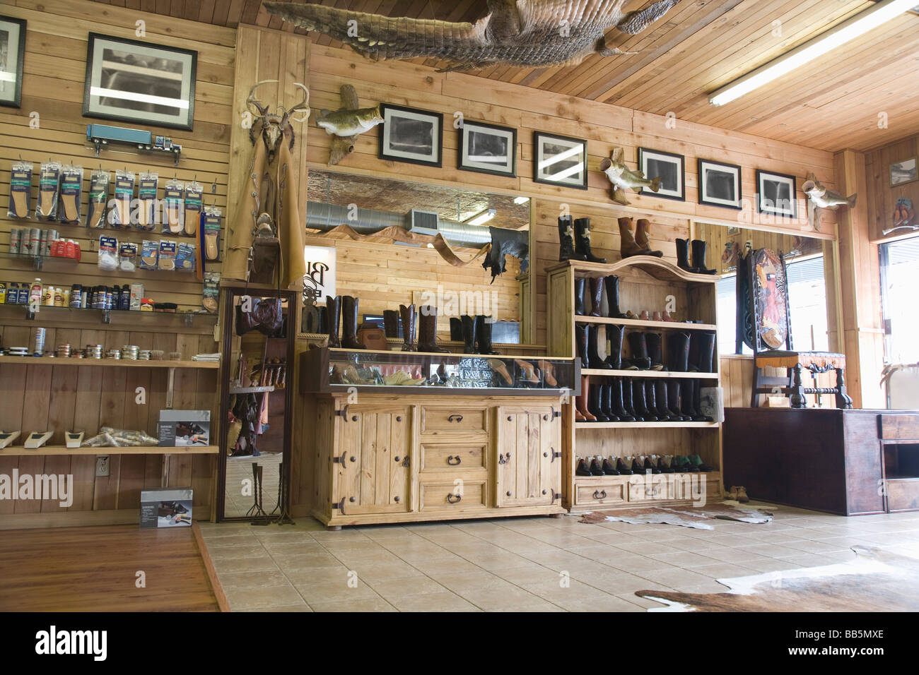 Traditional shoemaker workshop Stock Photo - Alamy