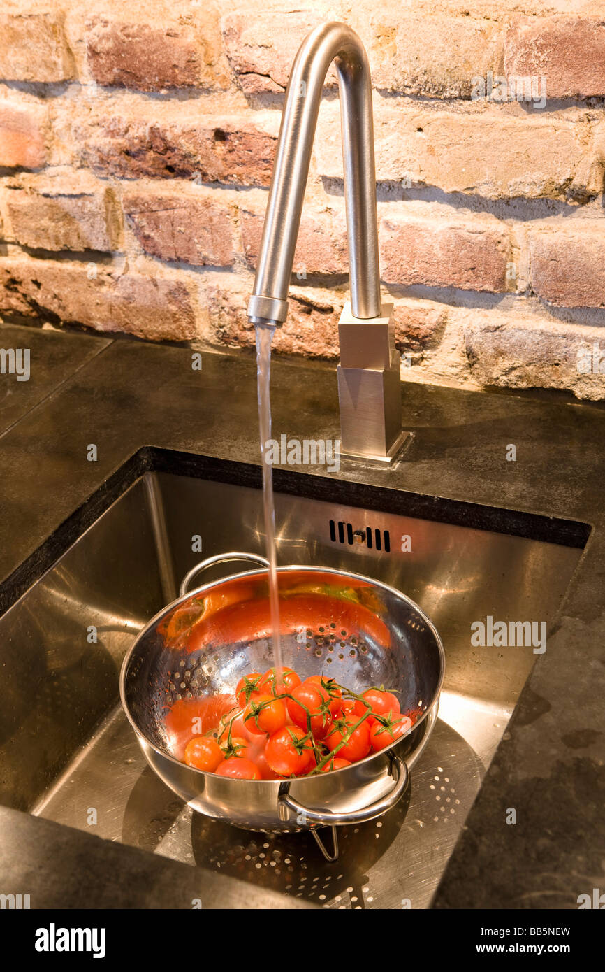 Water pouring colander hi-res stock photography and images - Alamy