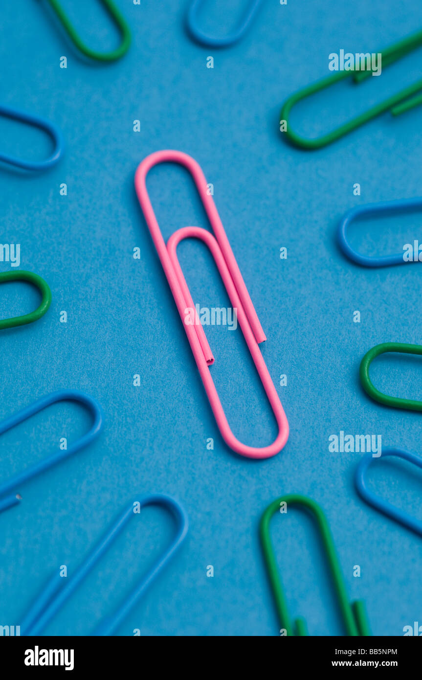 Pink paper clip hi-res stock photography and images - Alamy