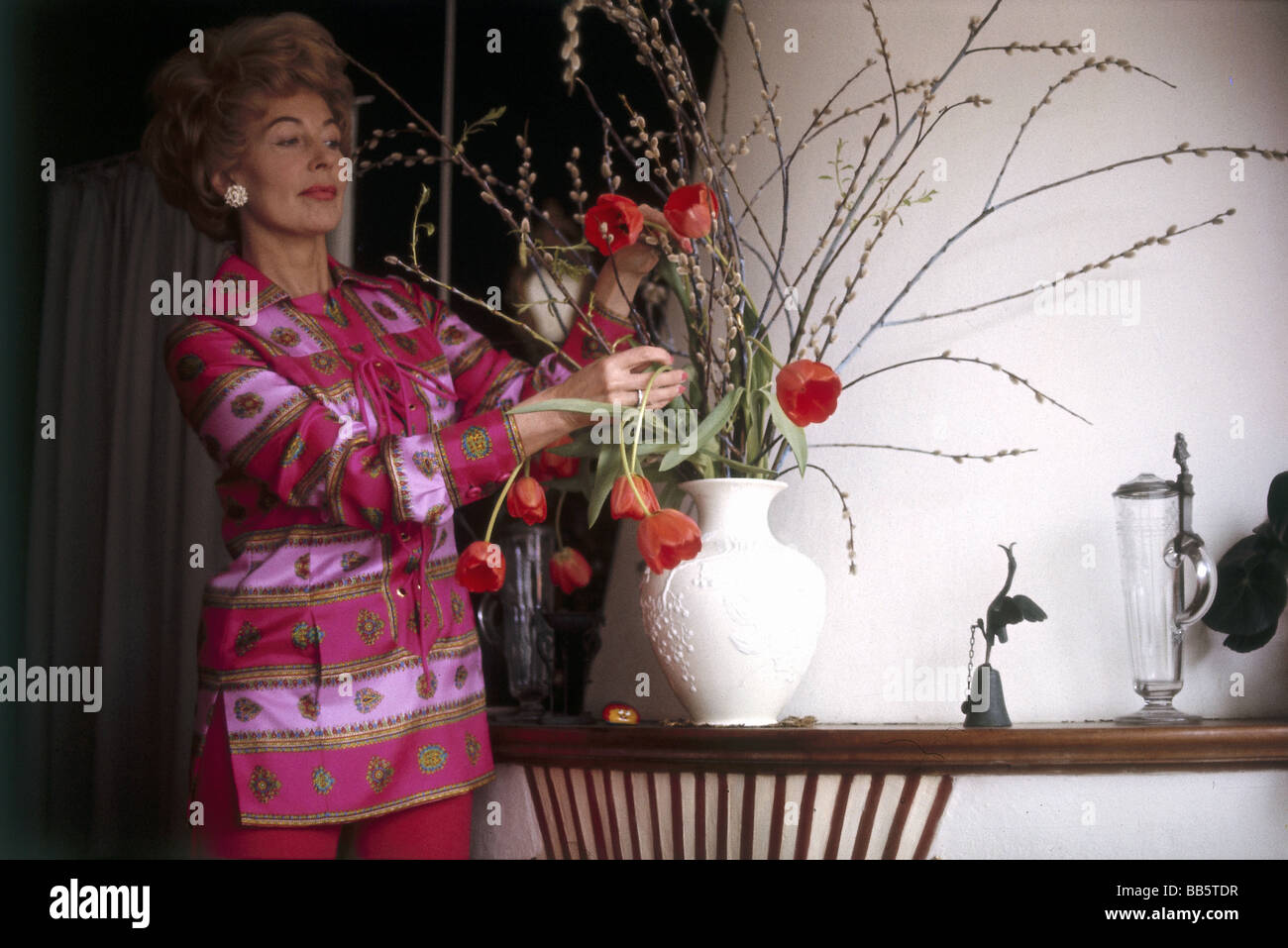 Hoehn, Carola, 30.1.1910 - 8.11.2005, German actress, half length ...