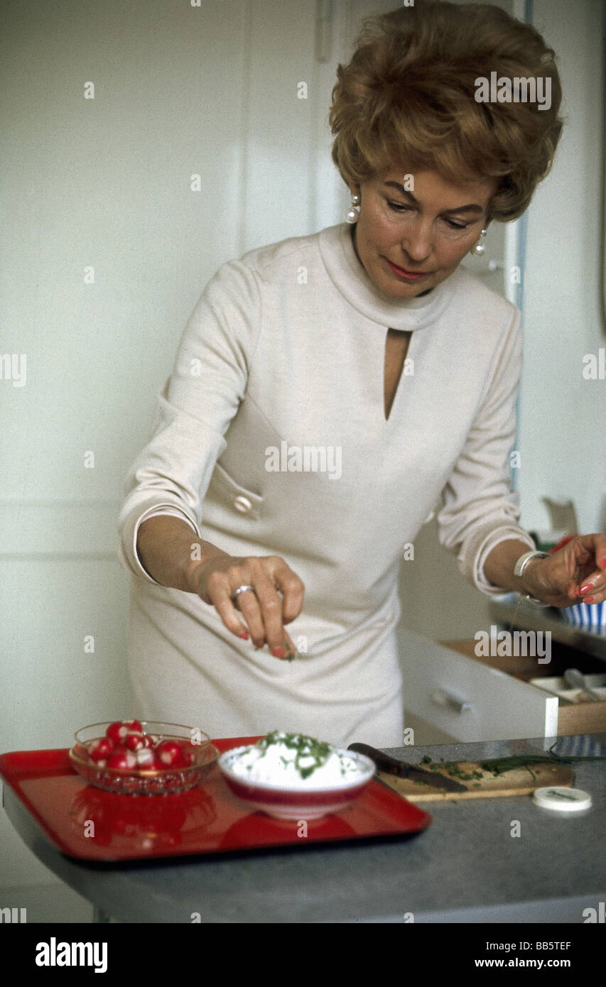 Hoehn, Carola, 30.1.1910 - 8.11.2005, German actress, half length ...