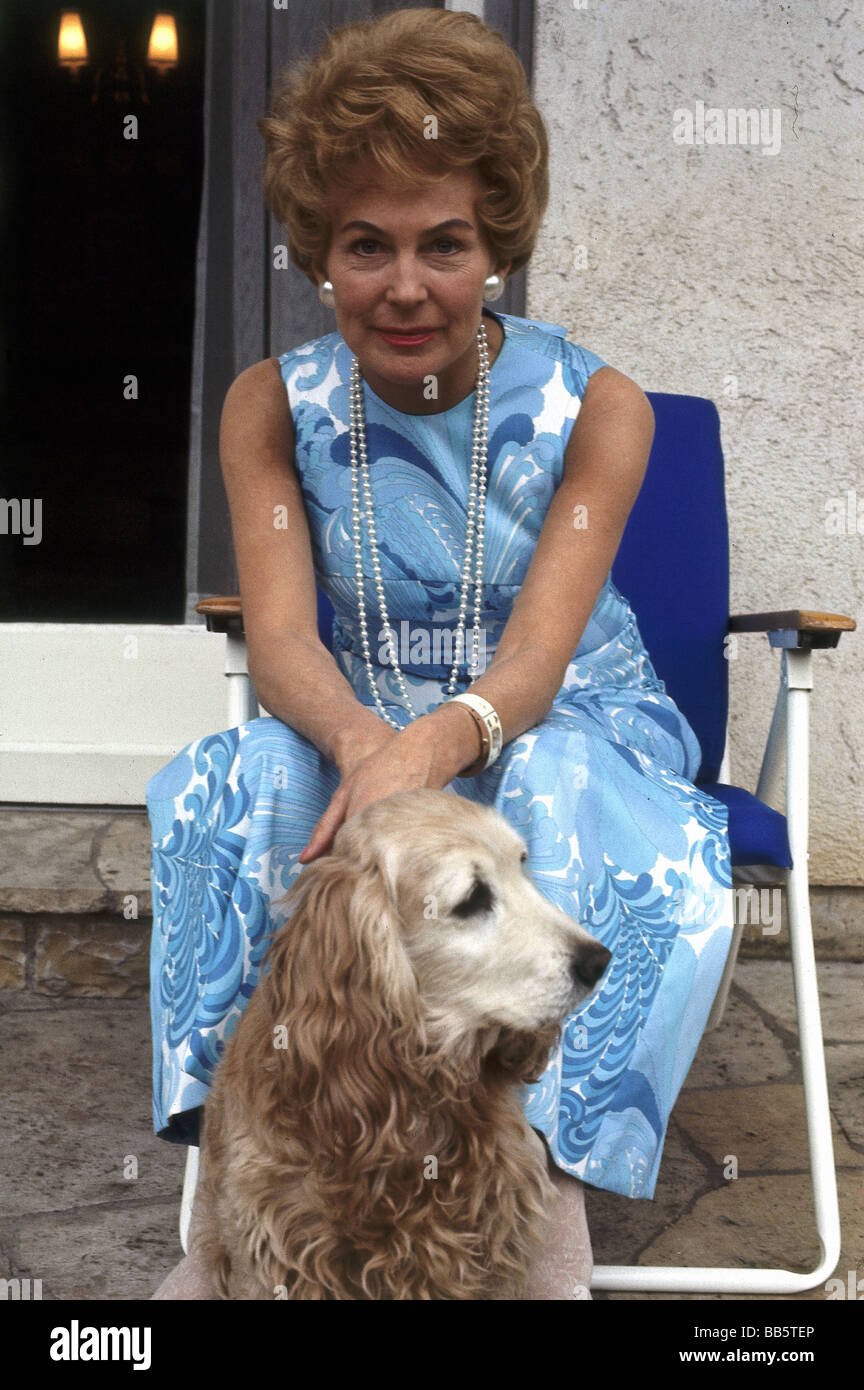 Hoehn, Carola, 30.1.1910 - 8.11.2005, German actress, half length ...