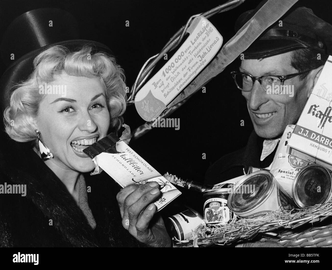 Johns, Bibi, * 21.1.1929, Swedish singer and actress, half length, with ...