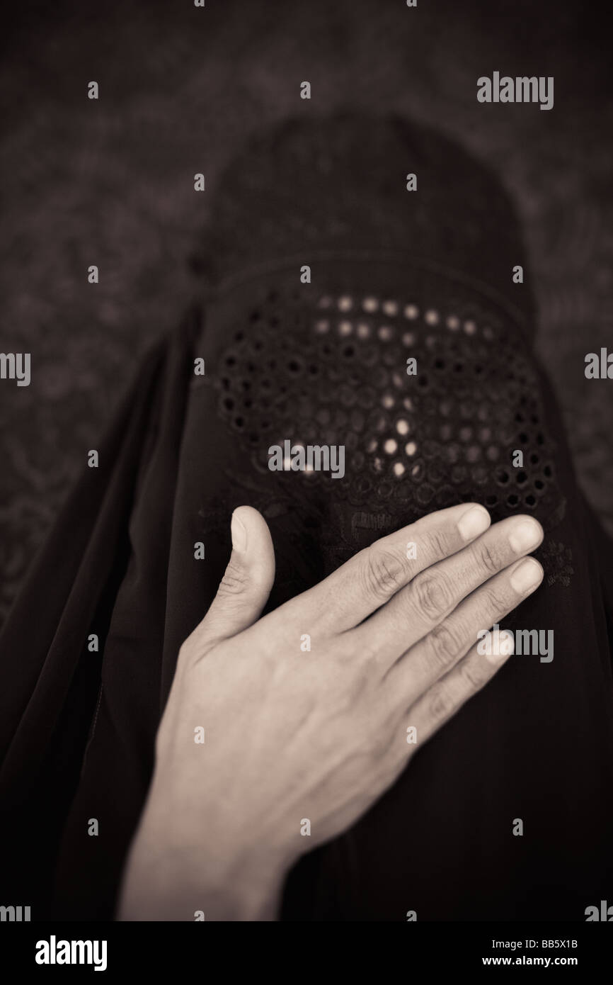 Woman in burka hi-res stock photography and images - Alamy
