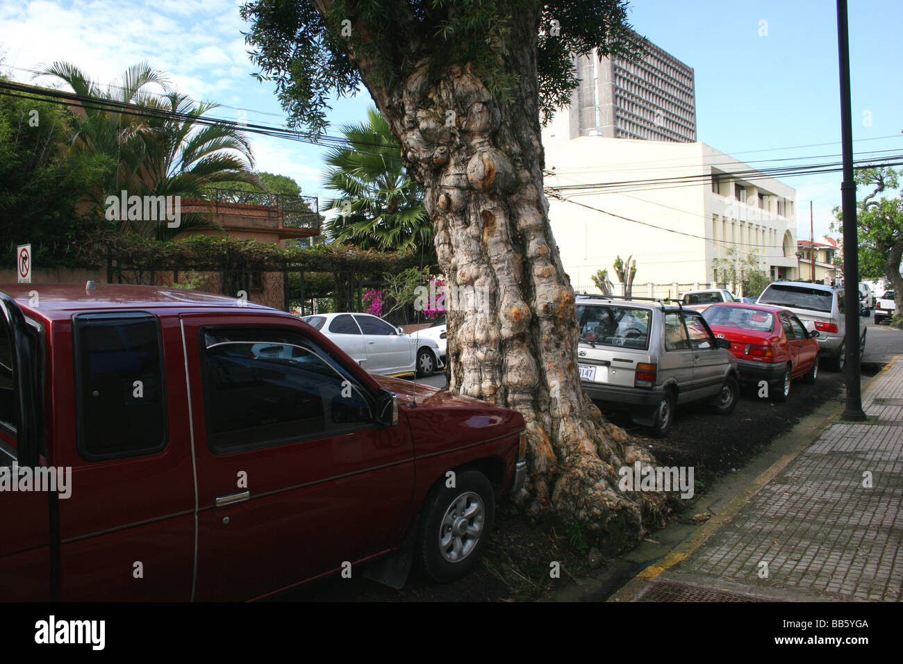 Cars parked on road hi-res stock photography and images - Alamy
