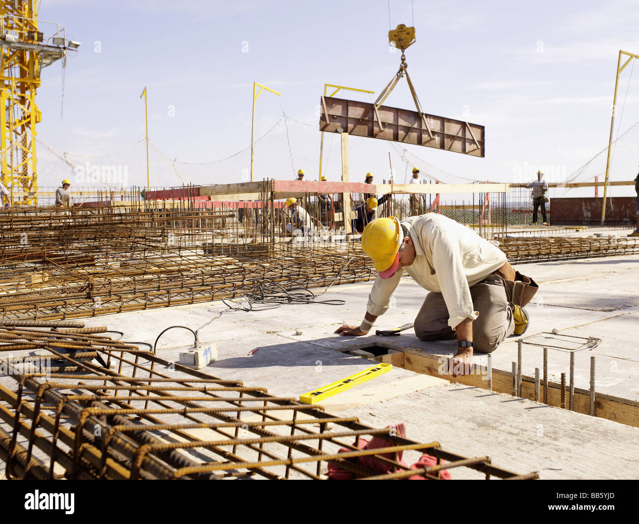 Worker kneeling down hi-res stock photography and images - Alamy