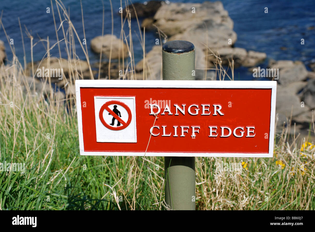 Danger Cliff Edge sign on edge of cliff Stock Photo - Alamy