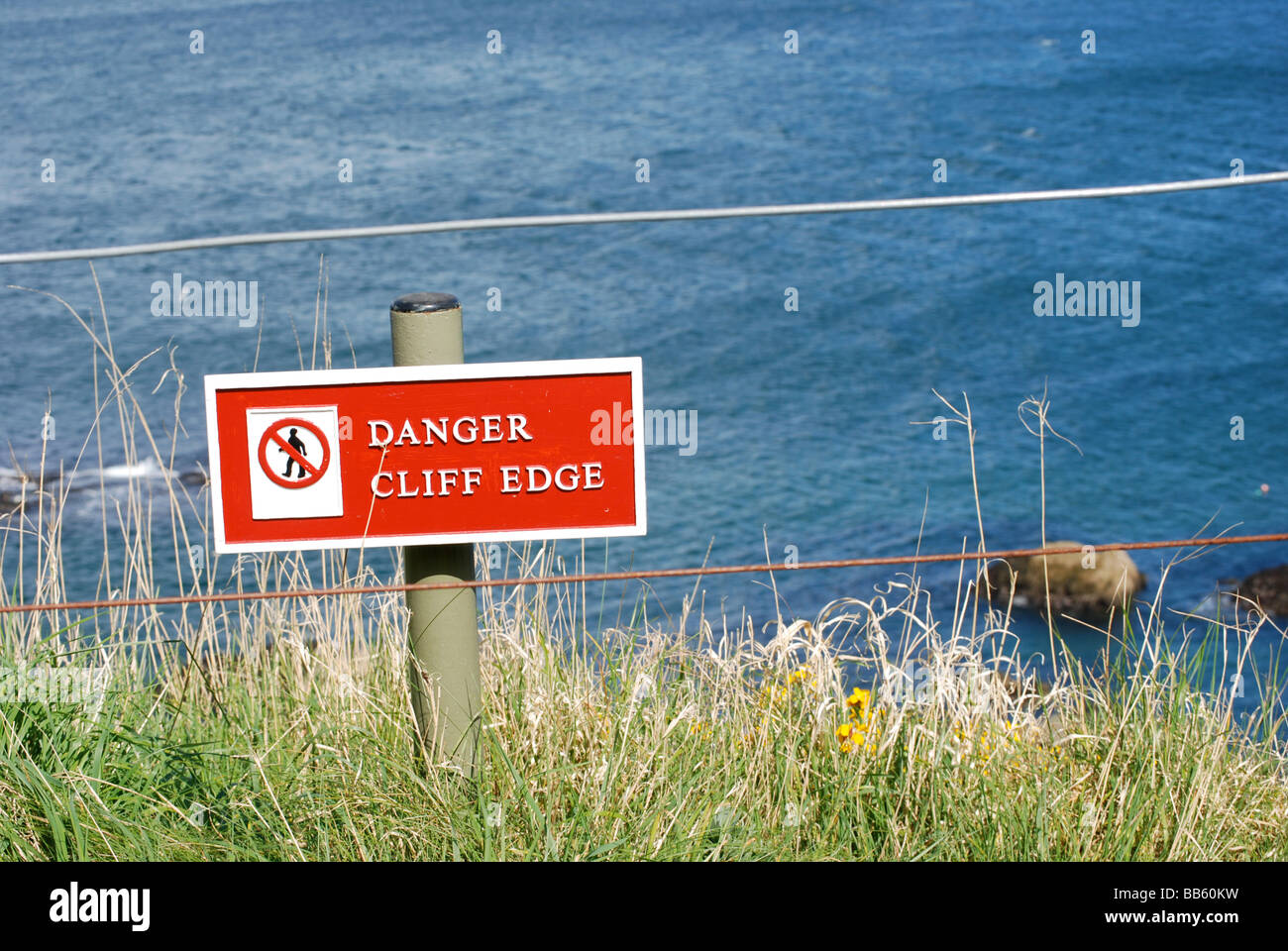 Danger Cliff Edge sign on edge of cliff Stock Photo - Alamy
