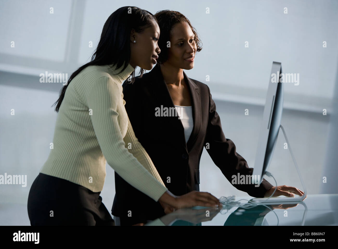 African businesswomen using computer Stock Photo - Alamy
