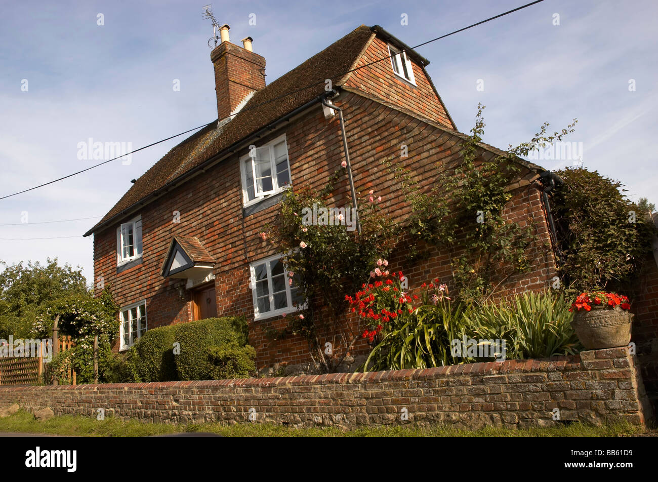 Detached cottage in rural setting hi-res stock photography and images ...