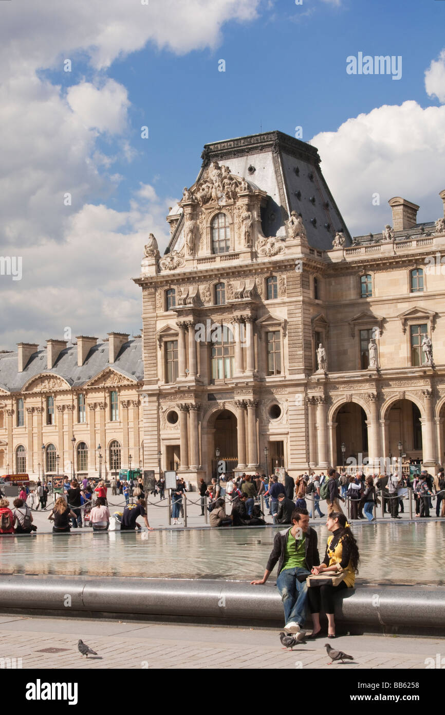 Tourists crowds louvre hi-res stock photography and images - Alamy