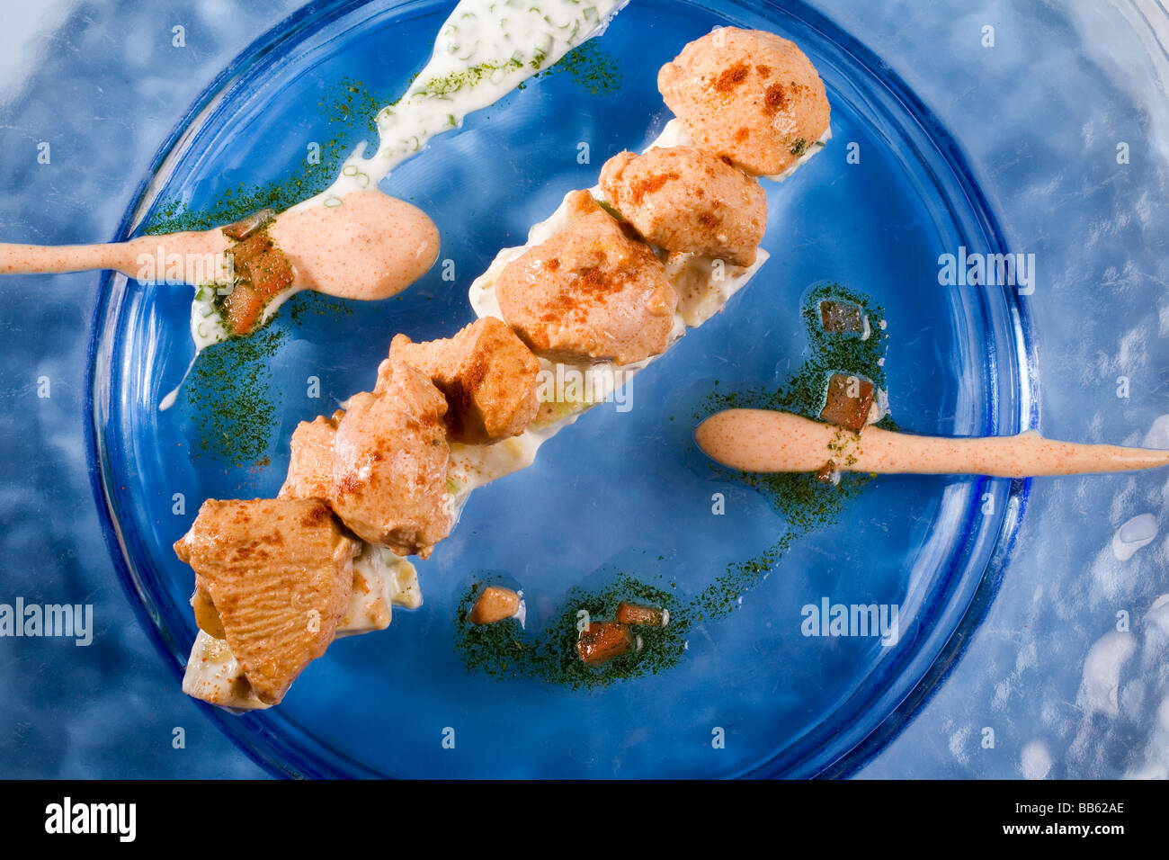 brocheta de pollo chicken brochette plate Stock Photo - Alamy