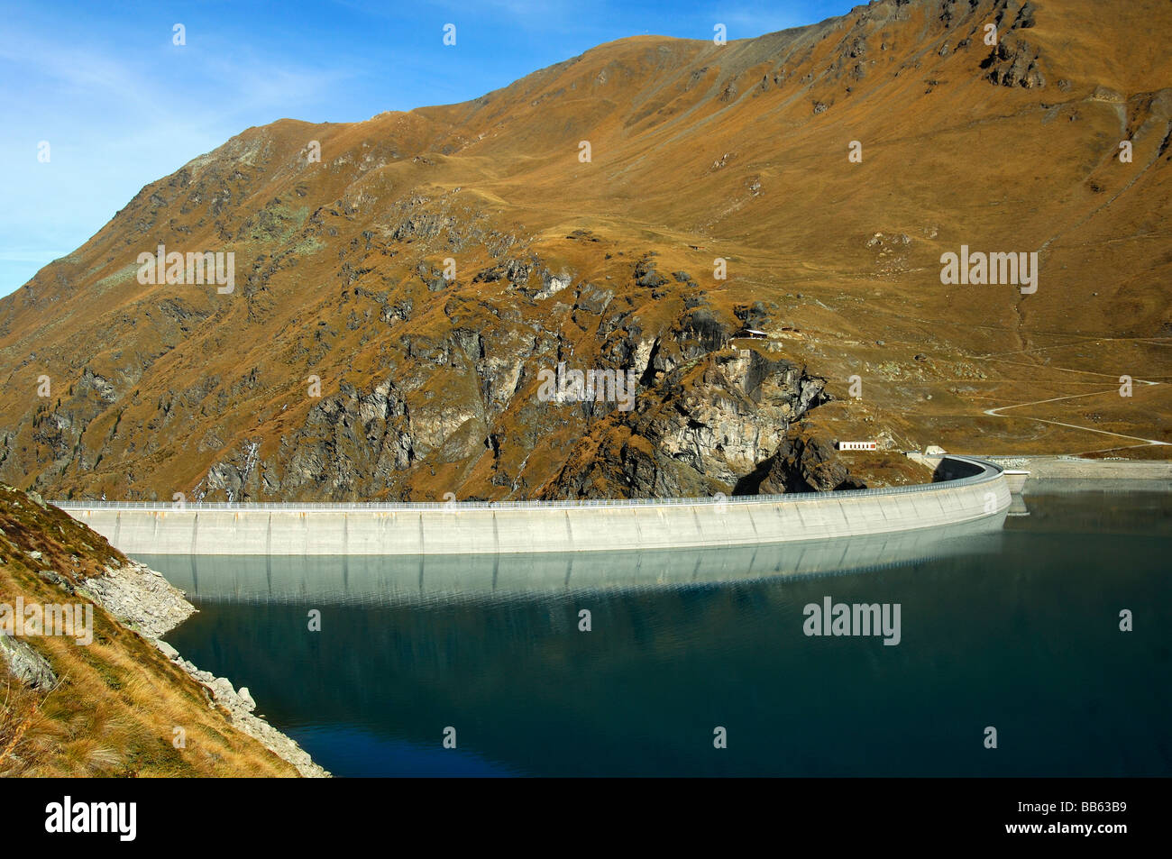 Curved gravity dam hi-res stock photography and images - Alamy