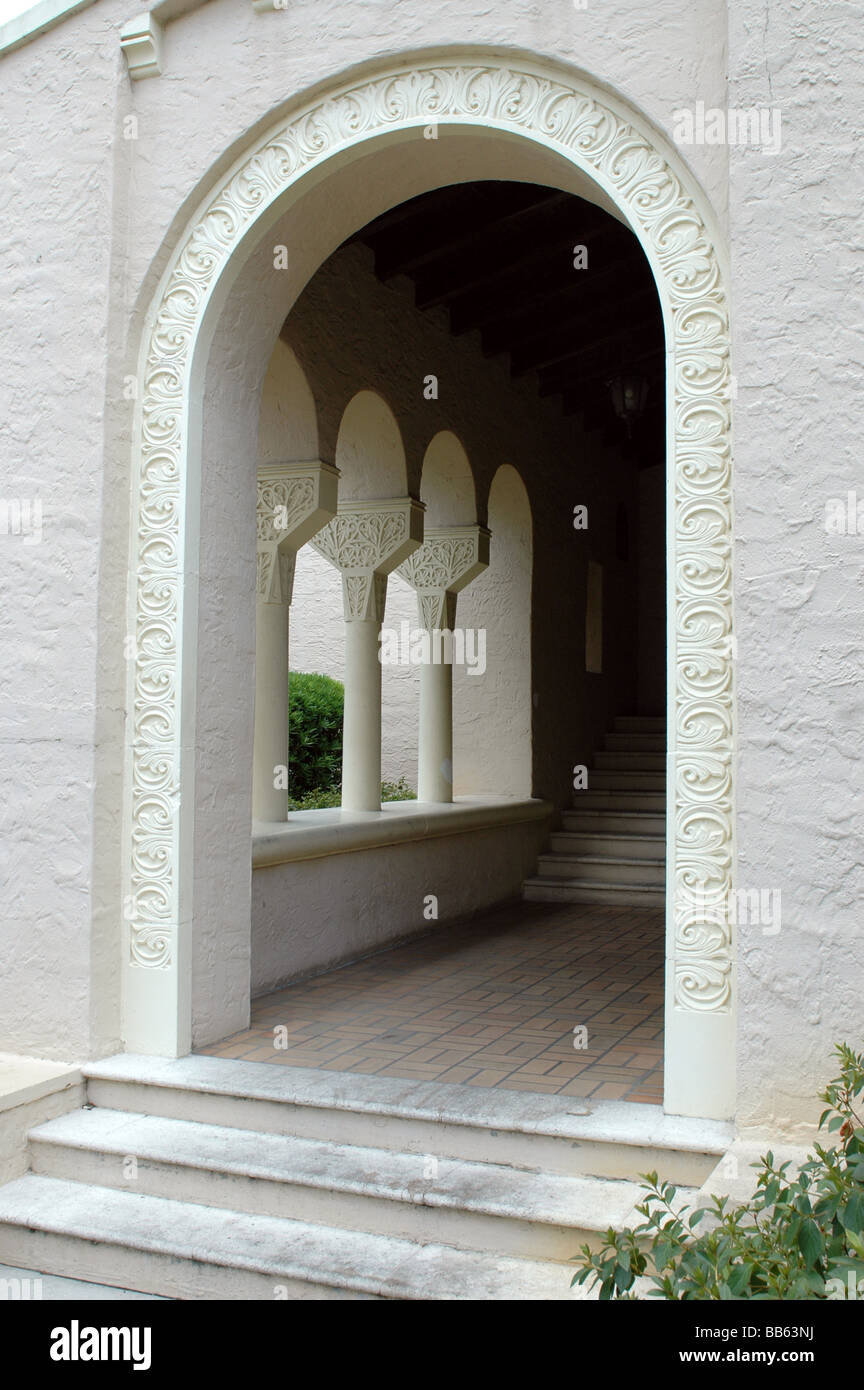 Walkway on a college/university campus Stock Photo - Alamy