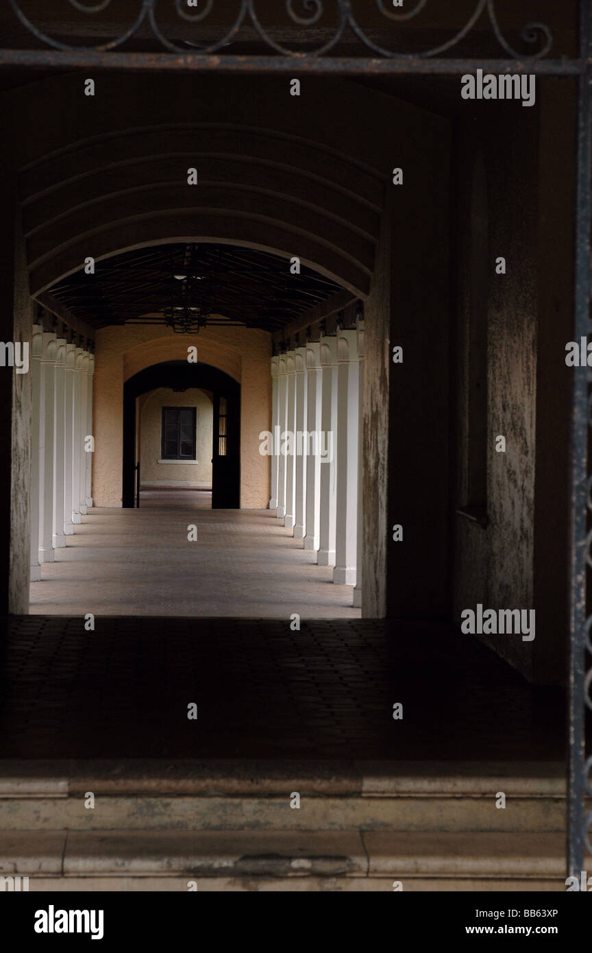 Walkway on a college/university campus Stock Photo - Alamy