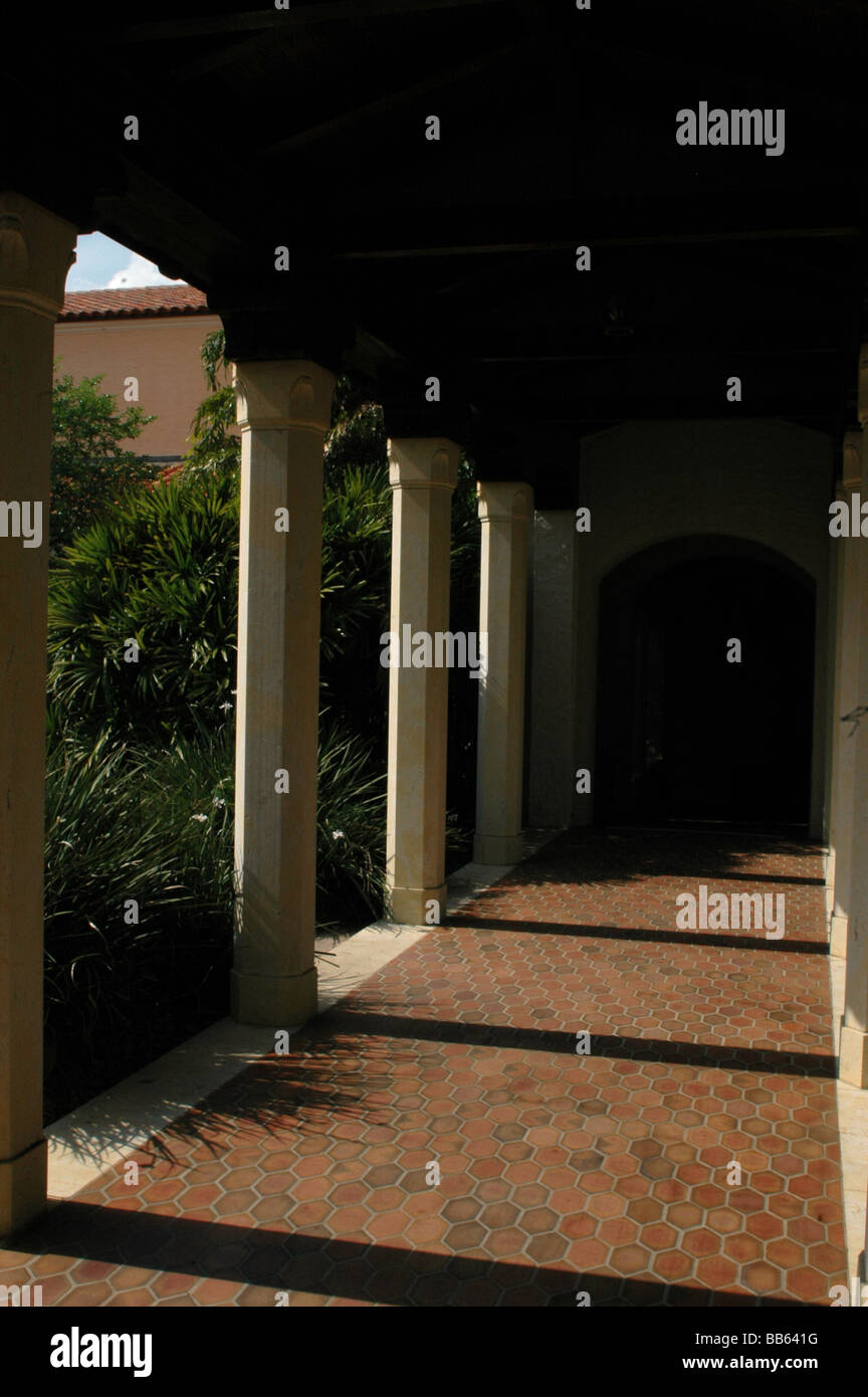 Walkway on a college/university campus Stock Photo - Alamy