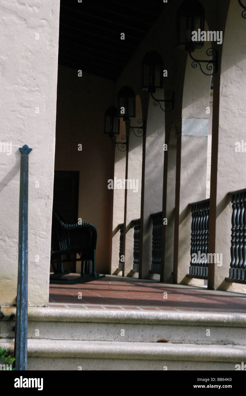 Walkway on a college/university campus Stock Photo - Alamy